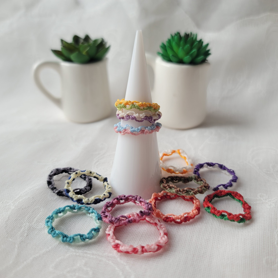 Two-tone wavy knot ring (49 thread colors) | idus