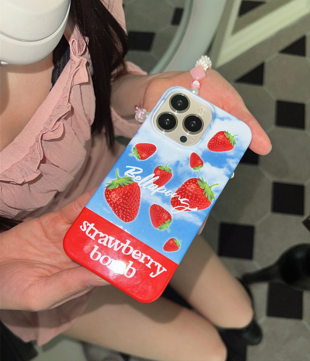[Strawberry bomb] Hard phone case | idus