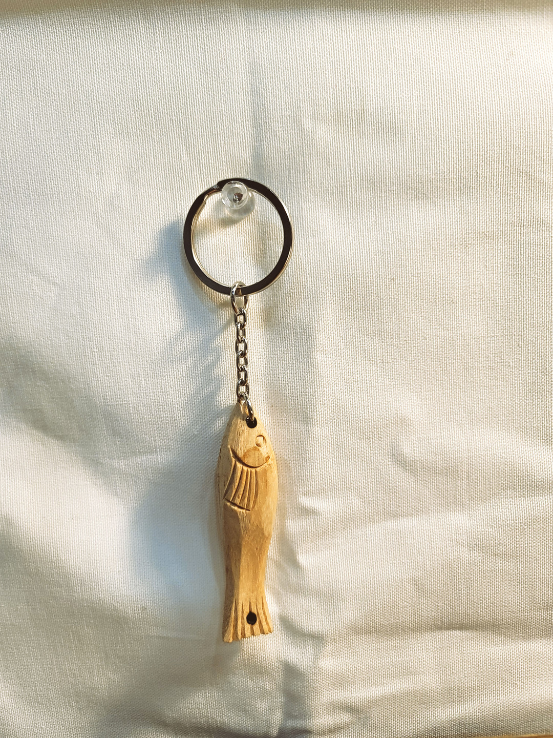 paulownia fish-shaped key ring | idus