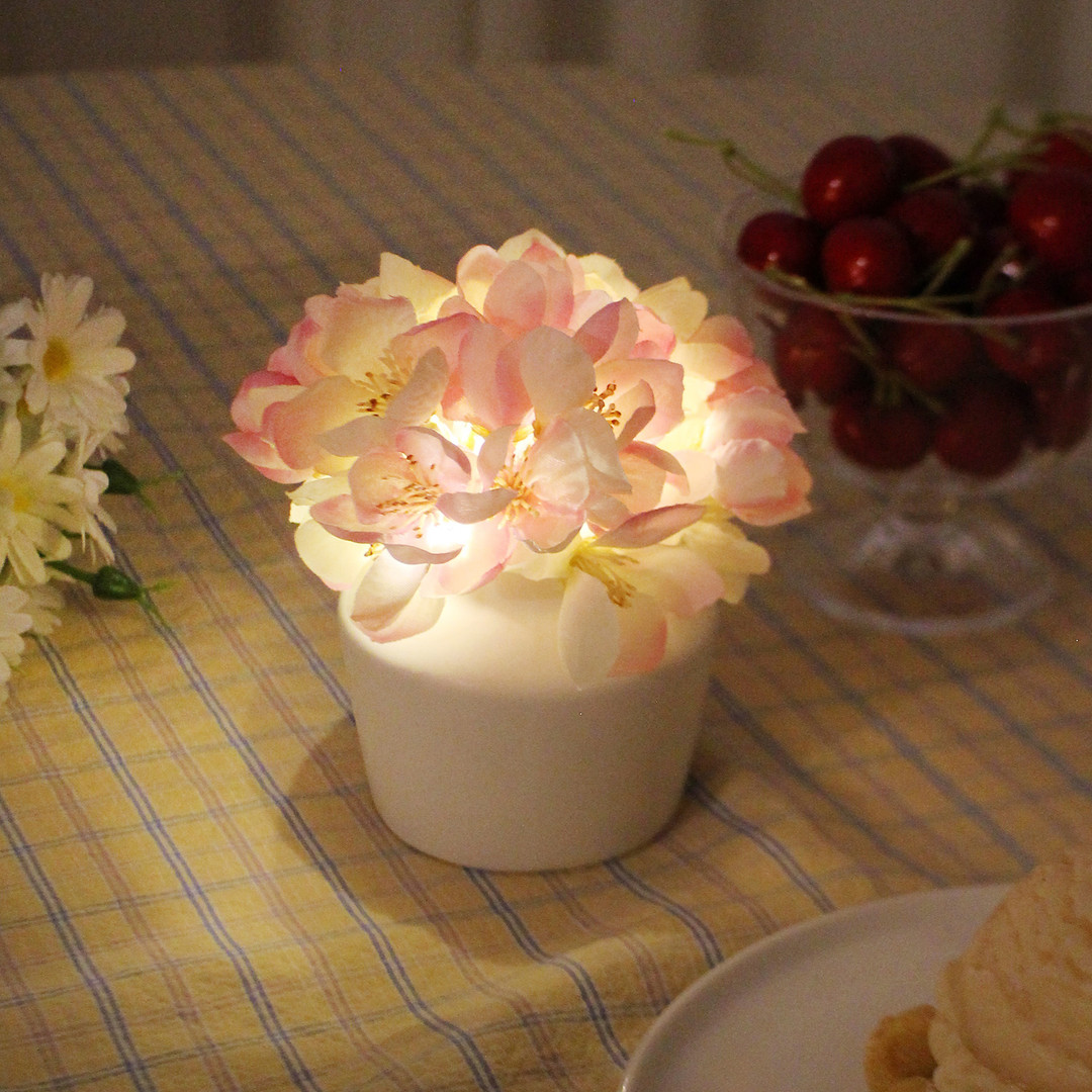 Love-Filled Pink Lily LED Mood Lamp | idus