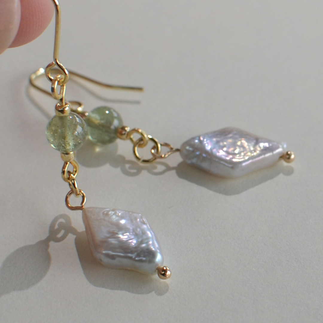 Demeter earrings (w/ green apatite & pearl) | idus